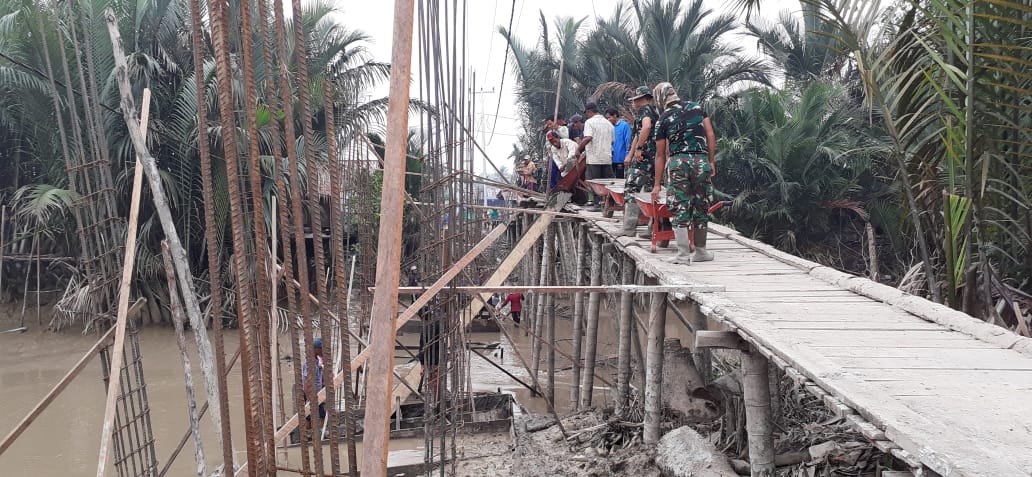 Pembangunan Jembatan Beton Desa Seberang Sanglar TMMD ke-106 Kodim 0314 ...
